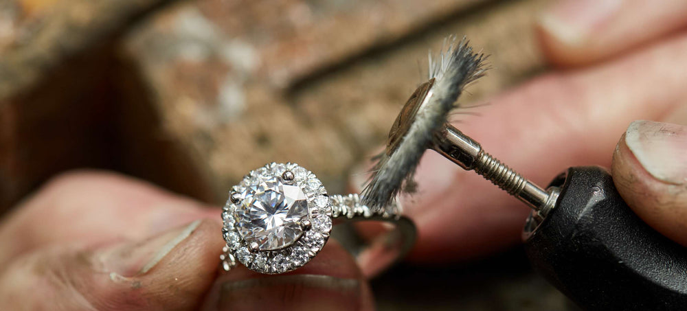 Round Brilliant Cut Diamond Knife Edge Engagement Ring With Diamond Pa